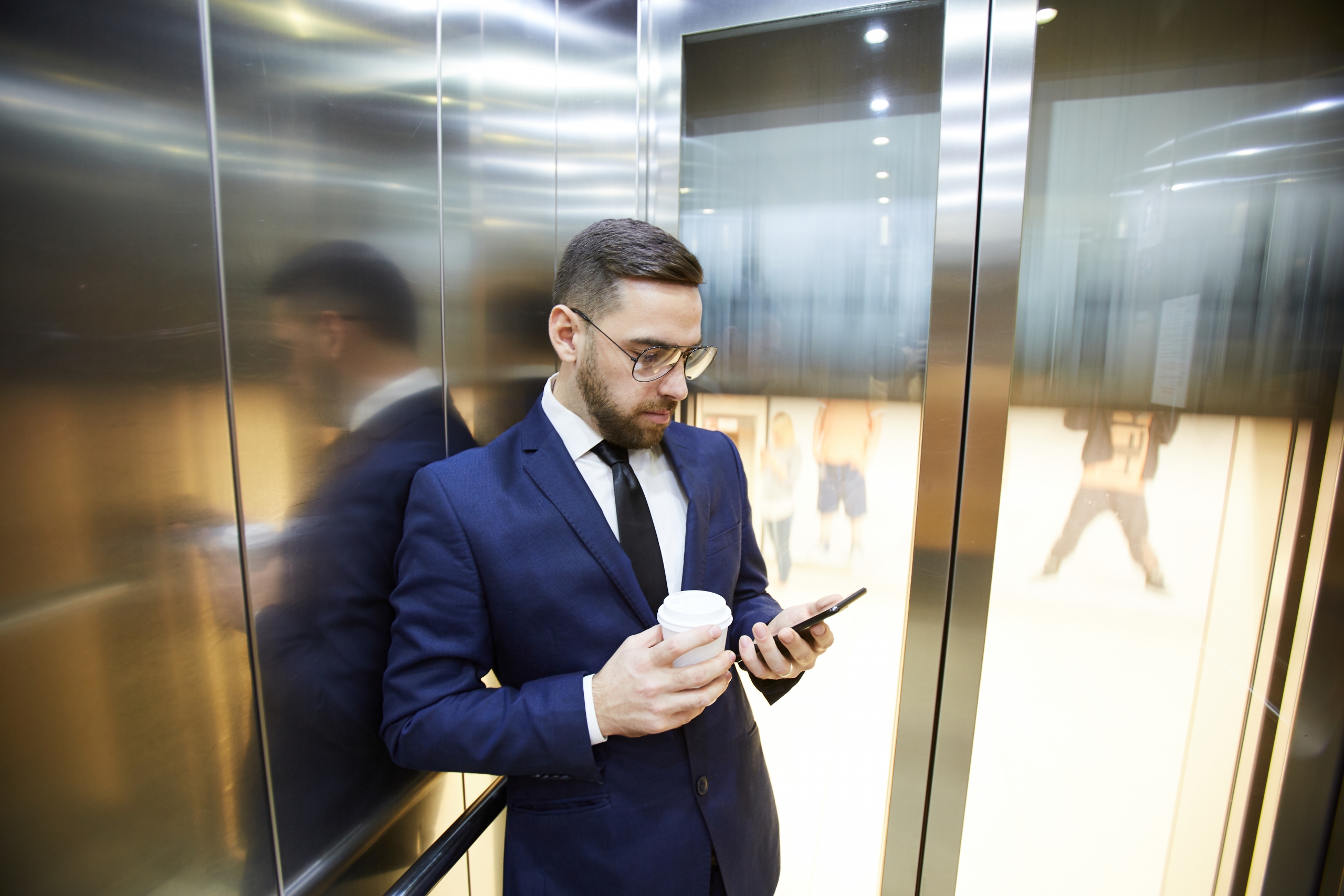 Cómo actuar si te quedas encerrado en un ascensor